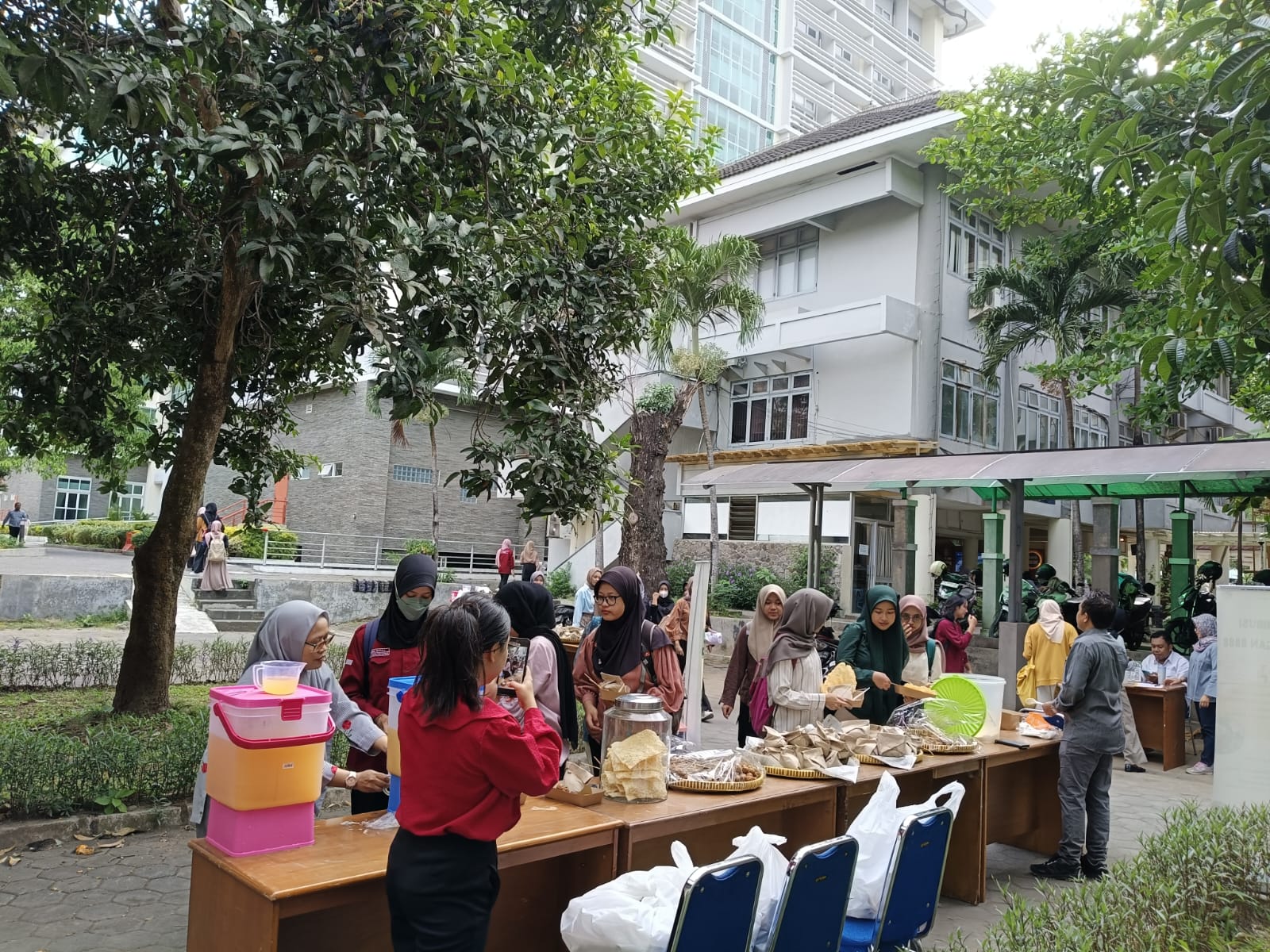 Angkringan 8888 Hadirkan Sarapan Sehat Gratis untuk Mahasiswa FK-KMK UGM – Pengabdian